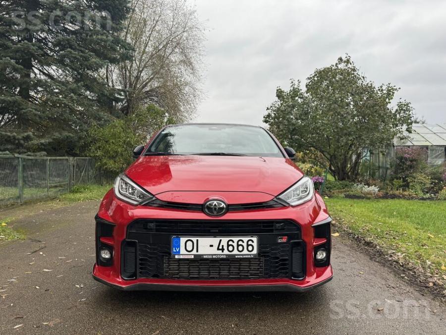 Red Toyota Yaris 2021 in Riga, with an engine capacity of 1.60 L and mileage of 62 thousand km for 28500 €, photo 8 on AUTOMOTO.COM.LV