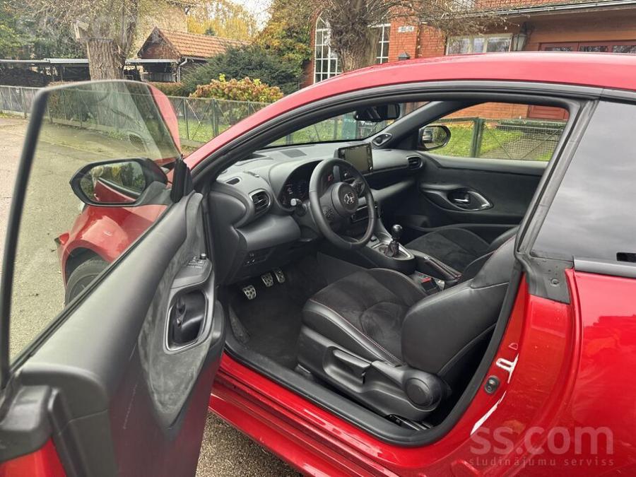 Red Toyota Yaris 2021 in Riga, with an engine capacity of 1.60 L and mileage of 62 thousand km for 28500 €, photo 9 on AUTOMOTO.COM.LV