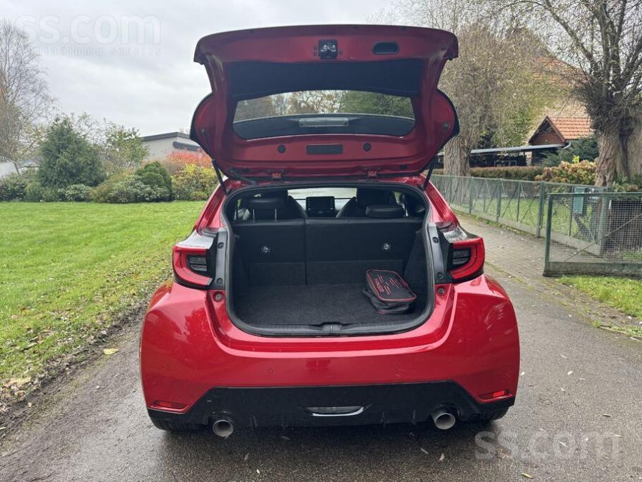Red Toyota Yaris 2021 in Riga, with an engine capacity of 1.60 L and mileage of 62 thousand km for 28500 €, photo 10 on AUTOMOTO.COM.LV