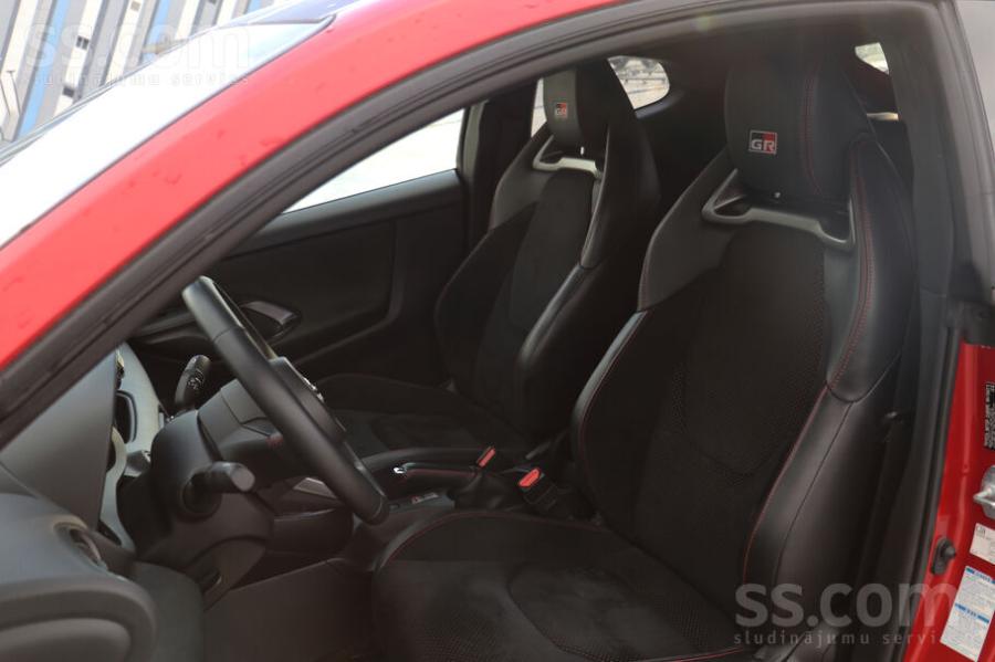 Red Toyota Yaris 2021 in Riga, with an engine capacity of 1.60 L and mileage of 62 thousand km for 28500 €, photo 18 on AUTOMOTO.COM.LV