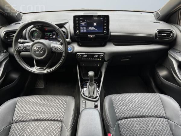 Red Toyota Yaris 2021 in Riga, with an engine capacity of 1.50 L and mileage of 47 thousand km for 14800 €, photo 10 on AUTOMOTO.COM.LV