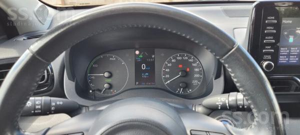 Red Toyota Yaris 2021 in Riga, with an engine capacity of 1.50 L and mileage of 82 thousand km for 12500 €, photo 5 on AUTOMOTO.COM.LV