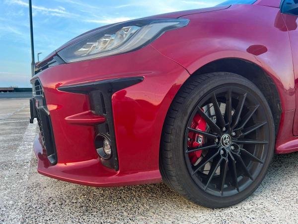 Red Toyota Yaris 2021 in Vilnius, with an engine capacity of 1.62 L and mileage of 12 thousand km for 27500 €, photo 3 on AUTOMOTO.COM.LV