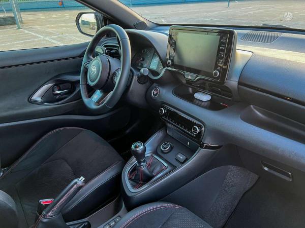 Red Toyota Yaris 2021 in Vilnius, with an engine capacity of 1.62 L and mileage of 12 thousand km for 27500 €, photo 5 on AUTOMOTO.COM.LV