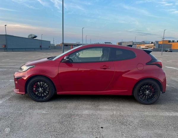 Red Toyota Yaris 2021 in Vilnius, with an engine capacity of 1.62 L and mileage of 12 thousand km for 27500 €, photo 10 on AUTOMOTO.COM.LV