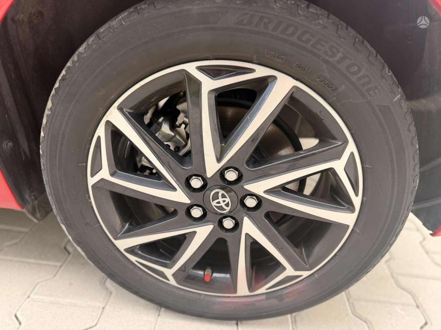 Sarkans Toyota Yaris 2021 Viļņa, ar dzinēja tilpumu 1.49 L un nobraukumu 69 tūkst. km par 16850 €, foto 18 vietnē AUTOMOTO.COM.LV