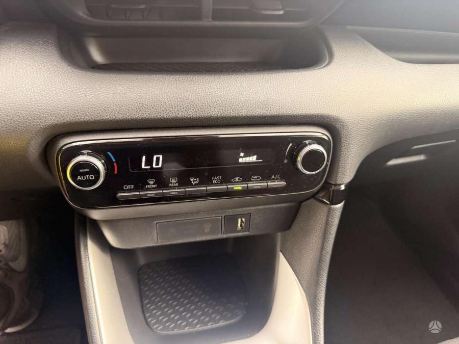Sarkans Toyota Yaris 2021 Viļņa, ar dzinēja tilpumu 1.49 L un nobraukumu 69 tūkst. km par 16850 €, foto 51 vietnē AUTOMOTO.COM.LV