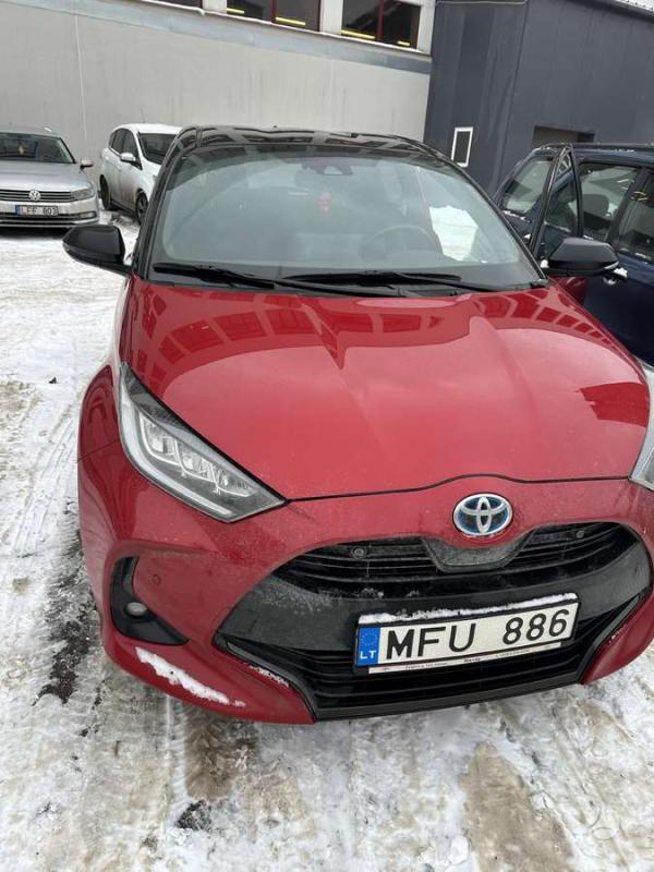 Red Toyota Yaris 2022 in Vilnius, with an engine capacity of 1.49 L and mileage of 53 thousand km for 17000 €, photo 2 on AUTOMOTO.COM.LV