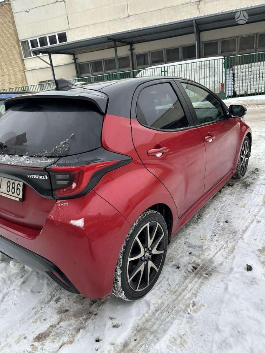 Red Toyota Yaris 2022 in Vilnius, with an engine capacity of 1.49 L and mileage of 53 thousand km for 17000 €, photo 3 on AUTOMOTO.COM.LV