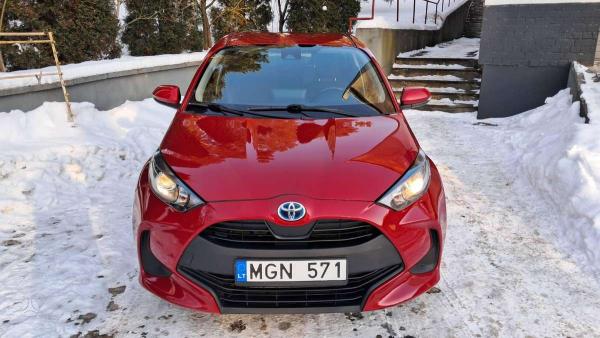 Red Toyota Yaris 2022 in Birstonas, with an engine capacity of 1.49 L and mileage of 68 thousand km for 14999 €, photo 3 on AUTOMOTO.COM.LV