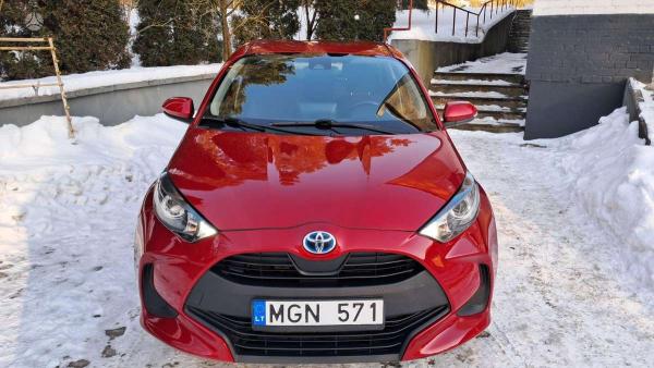 Red Toyota Yaris 2022 in Birstonas, with an engine capacity of 1.49 L and mileage of 68 thousand km for 14999 €, photo 5 on AUTOMOTO.COM.LV