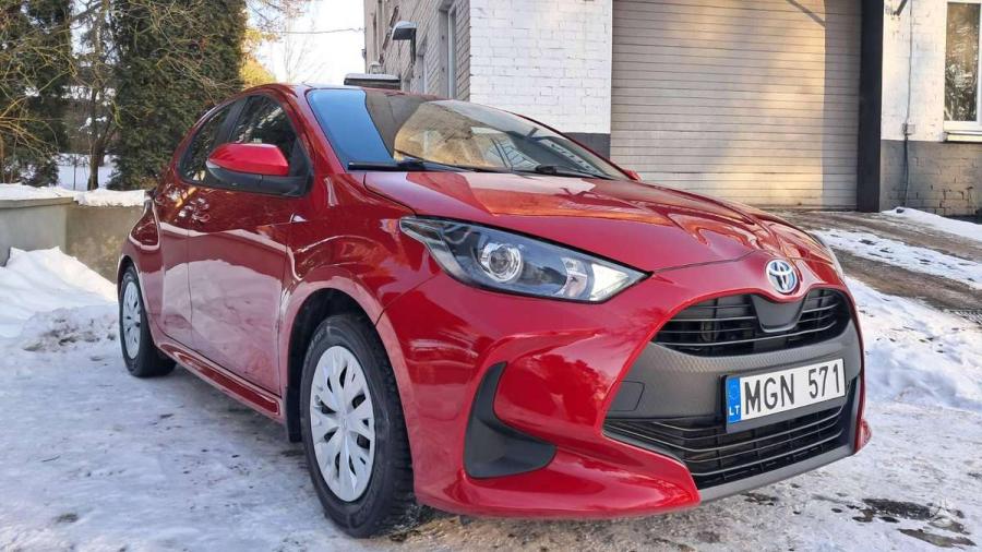 Red Toyota Yaris 2022 in Birstonas, with an engine capacity of 1.49 L and mileage of 68 thousand km for 14999 €, photo 6 on AUTOMOTO.COM.LV