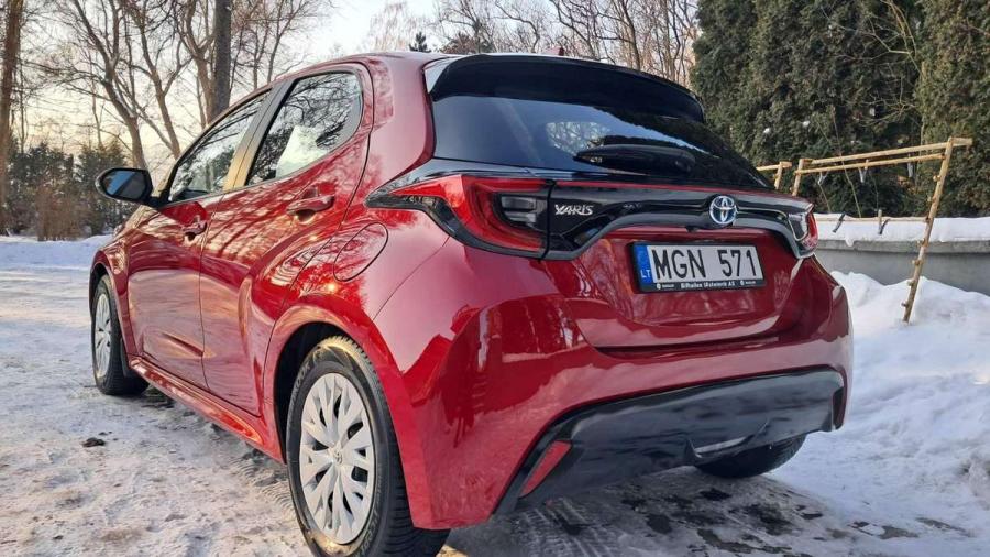 Red Toyota Yaris 2022 in Birstonas, with an engine capacity of 1.49 L and mileage of 68 thousand km for 14999 €, photo 7 on AUTOMOTO.COM.LV