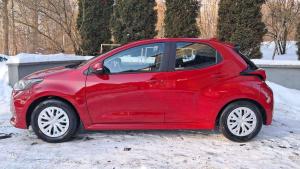 Red Toyota Yaris 2022 in Birstonas, with an engine capacity of 1.49 L and mileage of 68 thousand km for 14999 €, photo 9 on AUTOMOTO.COM.LV