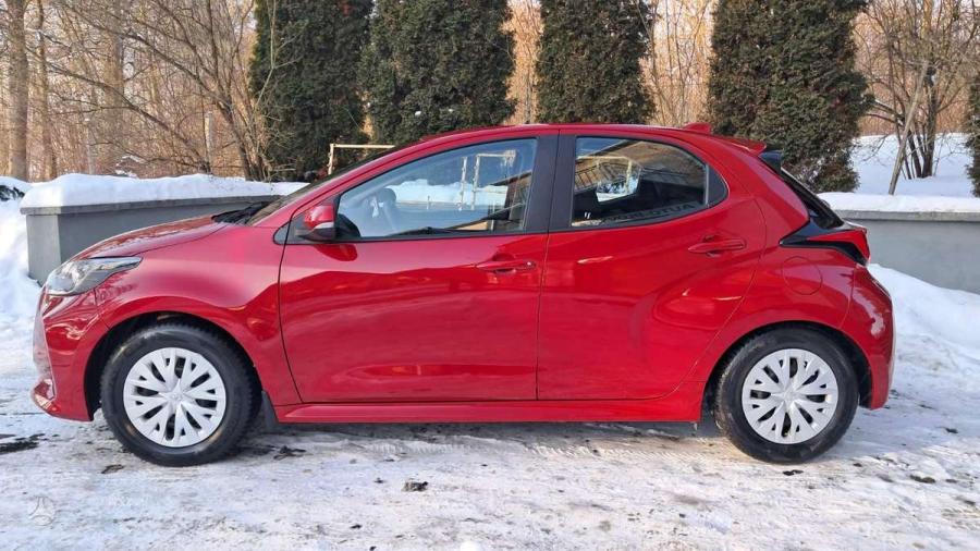 Red Toyota Yaris 2022 in Birstonas, with an engine capacity of 1.49 L and mileage of 68 thousand km for 14999 €, photo 9 on AUTOMOTO.COM.LV