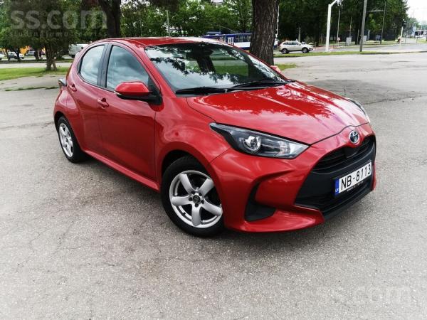 Red Toyota Yaris 2022 in Riga, with an engine capacity of 1.50 L and mileage of 118 thousand km for 13500 €, photo 2 on AUTOMOTO.COM.LV