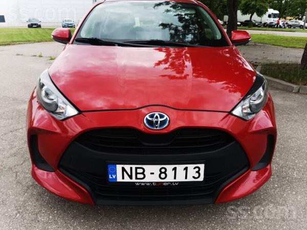 Red Toyota Yaris 2022 in Riga, with an engine capacity of 1.50 L and mileage of 118 thousand km for 13500 €, photo 4 on AUTOMOTO.COM.LV