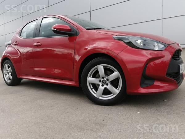Red Toyota Yaris 2022 in Riga, with an engine capacity of 1.50 L and mileage of 118 thousand km for 13950 €, photo 2 on AUTOMOTO.COM.LV