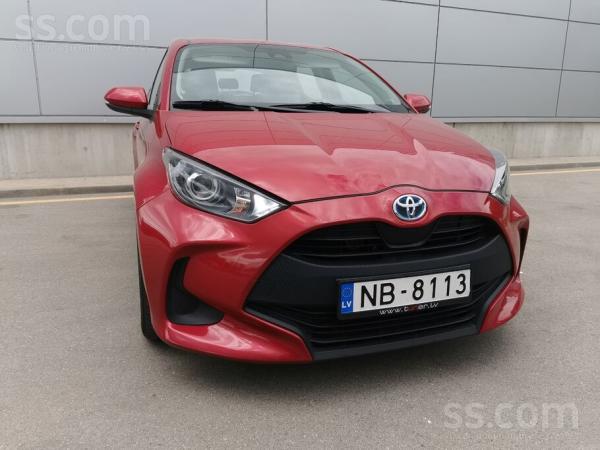 Red Toyota Yaris 2022 in Riga, with an engine capacity of 1.50 L and mileage of 118 thousand km for 13950 €, photo 3 on AUTOMOTO.COM.LV