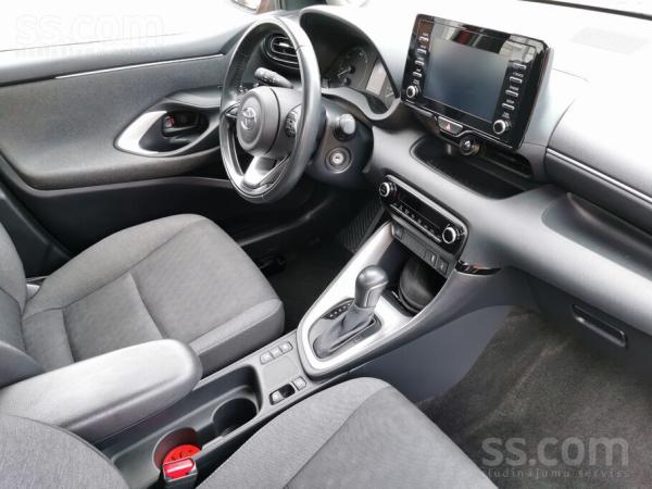 Red Toyota Yaris 2022 in Riga, with an engine capacity of 1.50 L and mileage of 118 thousand km for 13950 €, photo 6 on AUTOMOTO.COM.LV