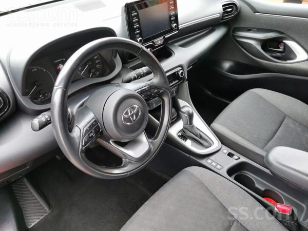 Red Toyota Yaris 2022 in Riga, with an engine capacity of 1.50 L and mileage of 118 thousand km for 13950 €, photo 9 on AUTOMOTO.COM.LV