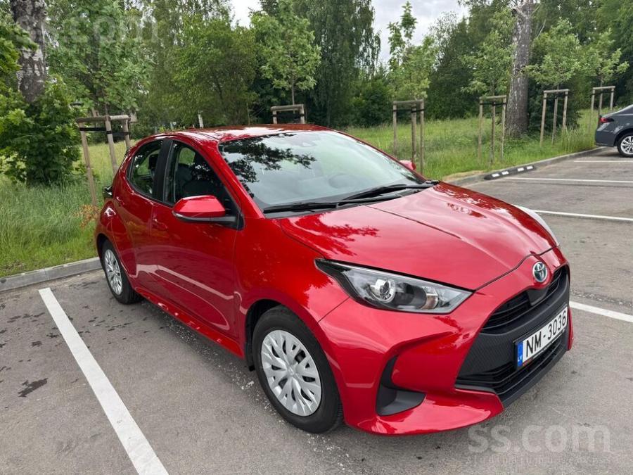 Красный Тойота Ярис 2022 в Рига, объемом двигателя 1.50 л и пробегом 30 тыс. км за 18300 €, фото 1 на AUTOMOTO.COM.LV
