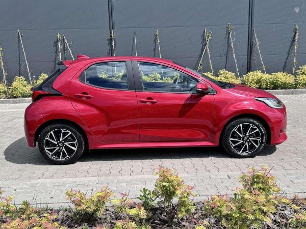 Red Toyota Yaris 2022 in Vilnius, with an engine capacity of 1.49 L and mileage of 102 thousand km for 17250 €, photo 5 on AUTOMOTO.COM.LV