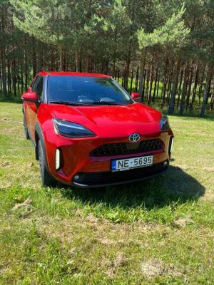 Sarkans Toyota Yaris 2022 Ventspils, ar dzinēja tilpumu 1.50 L un nobraukumu 63 tūkst. km par 24300 €, foto  vietnē AUTOMOTO.COM.LV