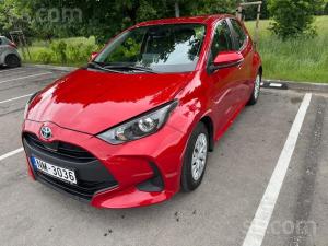 Sarkans Toyota Yaris 2023 Rīga, ar dzinēja tilpumu 1.50 L un nobraukumu 30 tūkst. km par 17900 €, foto  vietnē AUTOMOTO.COM.LV