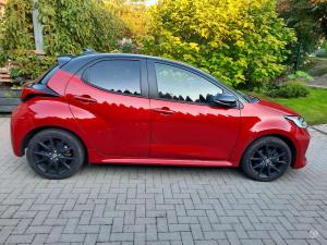 Sarkans Toyota Yaris 2023 Panevēža, ar dzinēja tilpumu 1.49 L un nobraukumu 20 tūkst. km par 23000 €, foto  vietnē AUTOMOTO.COM.LV