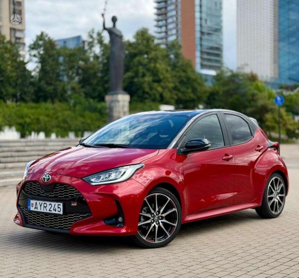 Sarkans Toyota Yaris 2023 Viļņa, ar dzinēja tilpumu 1.49 L un nobraukumu 30 tūkst. km par 21700 €, foto 7 vietnē AUTOMOTO.COM.LV