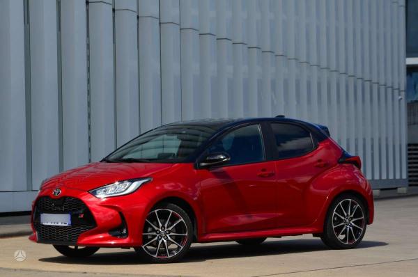 Sarkans Toyota Yaris 2023 Viļņa, ar dzinēja tilpumu 1.49 L un nobraukumu 30 tūkst. km par 21800 €, foto 7 vietnē AUTOMOTO.COM.LV