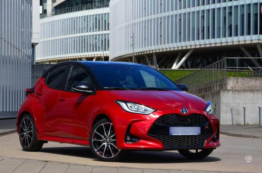 Красный Тойота Ярис 2023 в Вильнюс, объемом двигателя 1.49 л и пробегом 30 тыс. км за 21800 €, фото 15 на AUTOMOTO.COM.LV