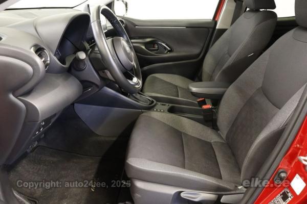 Sarkans Toyota Yaris 2024 Tallina, ar dzinēja tilpumu 1.49 L un nobraukumu 32 tūkst. km par 21490 €, foto 11 vietnē AUTOMOTO.COM.LV