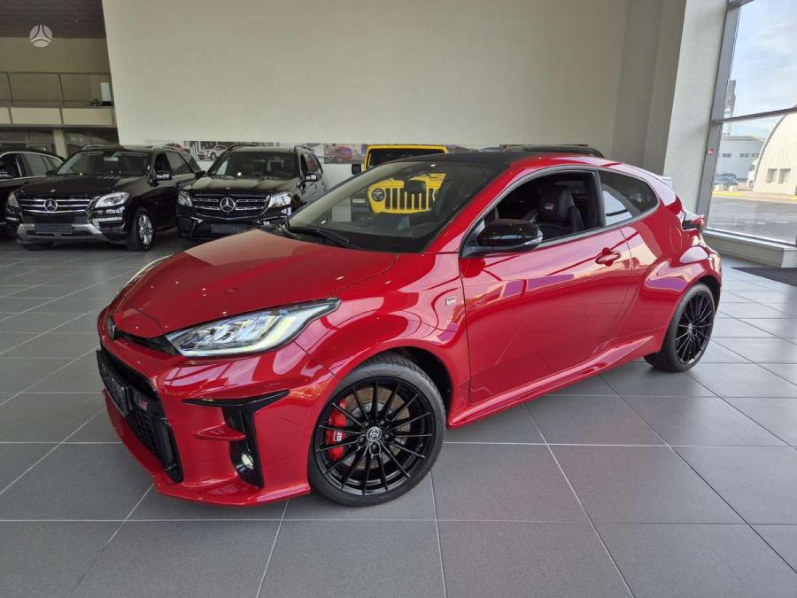Sarkans Toyota Yaris 2024 Marijampole, ar dzinēja tilpumu 1.62 L un nobraukumu 13 tūkst. km par 37999 €, foto 1 vietnē AUTOMOTO.COM.LV