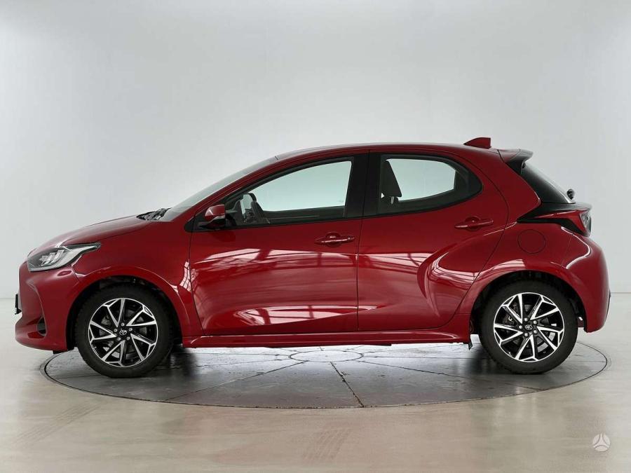 Red Toyota Yaris 2024 in Vilnius, with an engine capacity of 1.49 L and mileage of 23 thousand km for 19900 €, photo 4 on AUTOMOTO.COM.LV