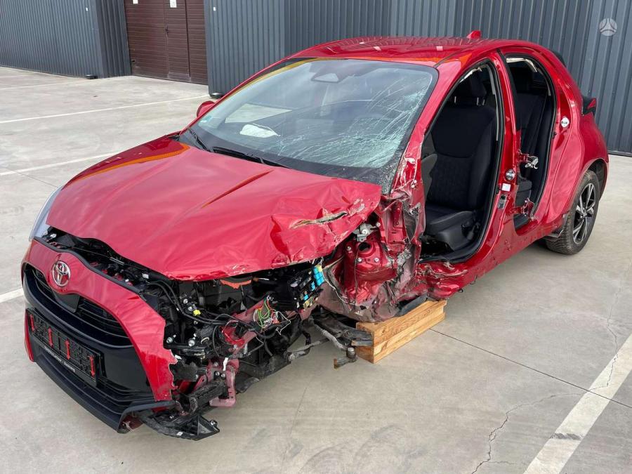 Sarkans Toyota Yaris 2025 Klaipėda, ar dzinēja tilpumu 1.49 L un nobraukumu 10 tūkst. km par 6600 €, foto 6 vietnē AUTOMOTO.COM.LV
