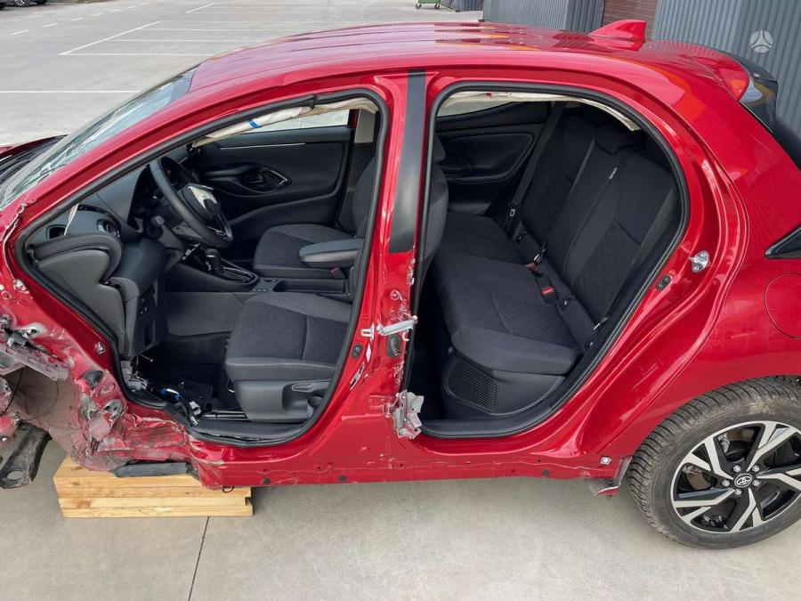 Sarkans Toyota Yaris 2025 Klaipėda, ar dzinēja tilpumu 1.49 L un nobraukumu 10 tūkst. km par 6600 €, foto 7 vietnē AUTOMOTO.COM.LV