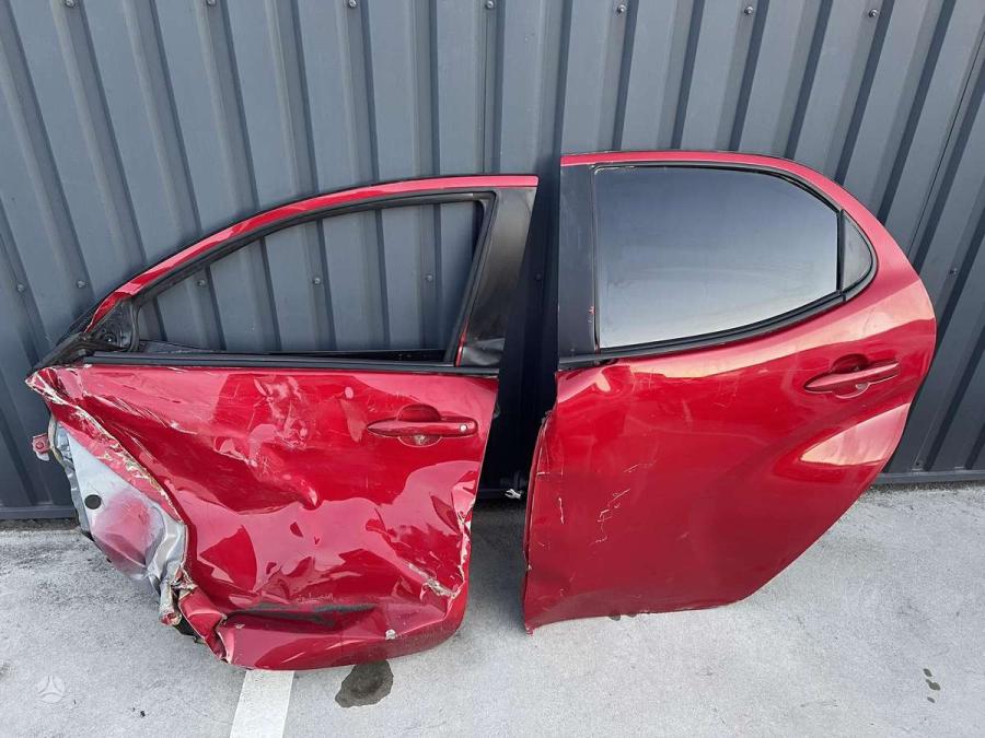 Sarkans Toyota Yaris 2025 Klaipėda, ar dzinēja tilpumu 1.49 L un nobraukumu 10 tūkst. km par 6600 €, foto 8 vietnē AUTOMOTO.COM.LV