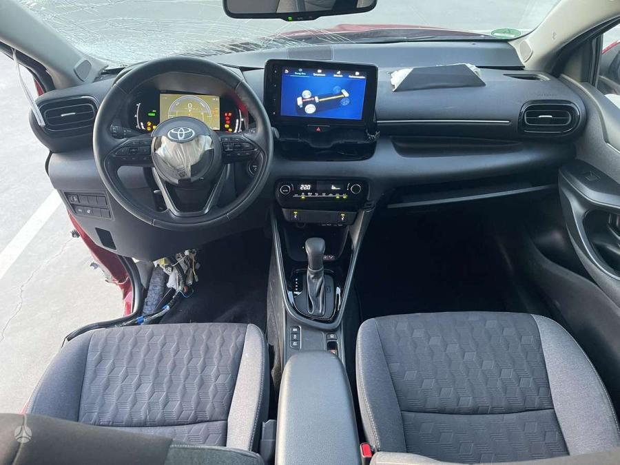 Sarkans Toyota Yaris 2025 Klaipėda, ar dzinēja tilpumu 1.49 L un nobraukumu 10 tūkst. km par 6600 €, foto 15 vietnē AUTOMOTO.COM.LV