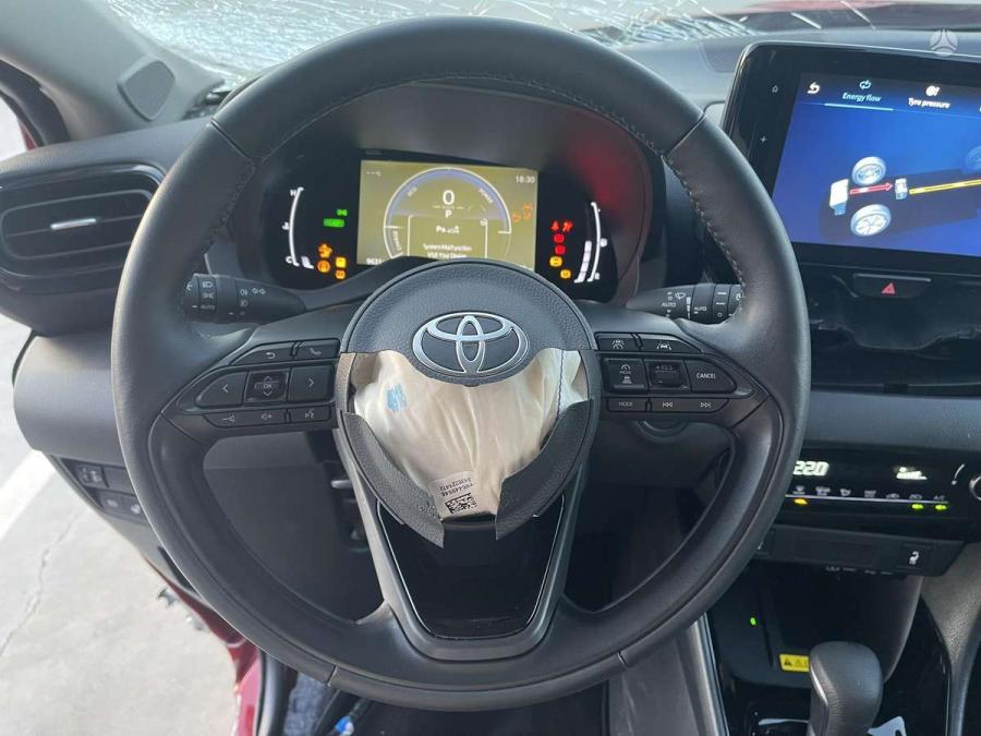 Sarkans Toyota Yaris 2025 Klaipėda, ar dzinēja tilpumu 1.49 L un nobraukumu 10 tūkst. km par 6600 €, foto 16 vietnē AUTOMOTO.COM.LV