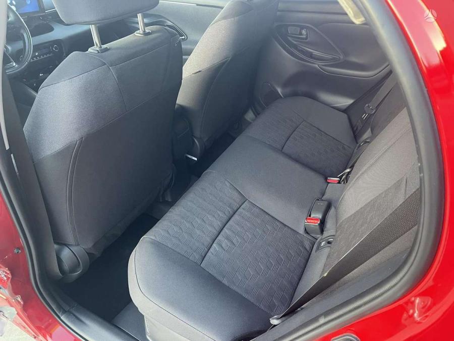 Sarkans Toyota Yaris 2025 Klaipėda, ar dzinēja tilpumu 1.49 L un nobraukumu 10 tūkst. km par 6600 €, foto 24 vietnē AUTOMOTO.COM.LV