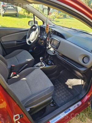 Sarkans Toyota Yaris 2015 Rīga, ar dzinēja tilpumu 1.50 L un nobraukumu 50 tūkst. km par 8300 €, foto 5 vietnē AUTOMOTO.COM.LV