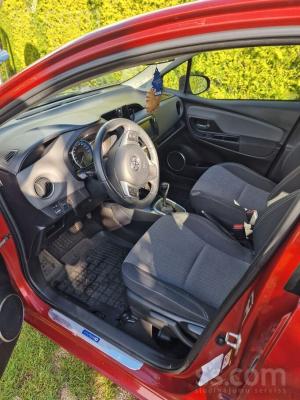 Sarkans Toyota Yaris 2015 Rīga, ar dzinēja tilpumu 1.50 L un nobraukumu 50 tūkst. km par 8300 €, foto 6 vietnē AUTOMOTO.COM.LV