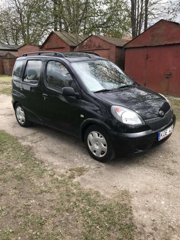 Black Toyota Yaris Verso 2000 in Alytus, with an engine capacity of 1.30 L and mileage of 262 thousand km for 1650 €, photo 1 on AUTOMOTO.COM.LV