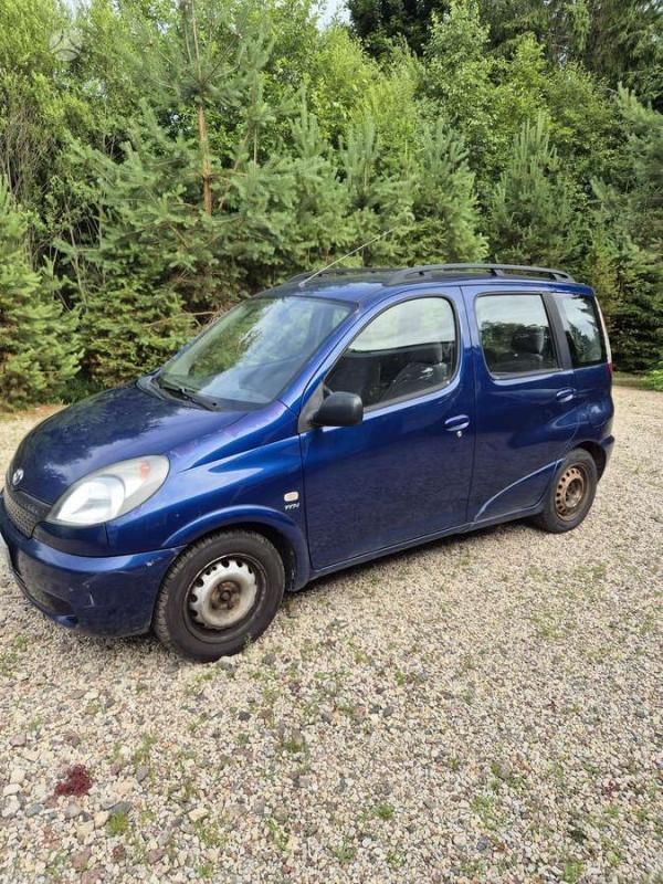Zils Toyota Yaris Verso 2000 Viļņa, ar dzinēja tilpumu 1.30 L un nobraukumu 300 tūkst. km par 600 €, foto 1 vietnē AUTOMOTO.COM.LV