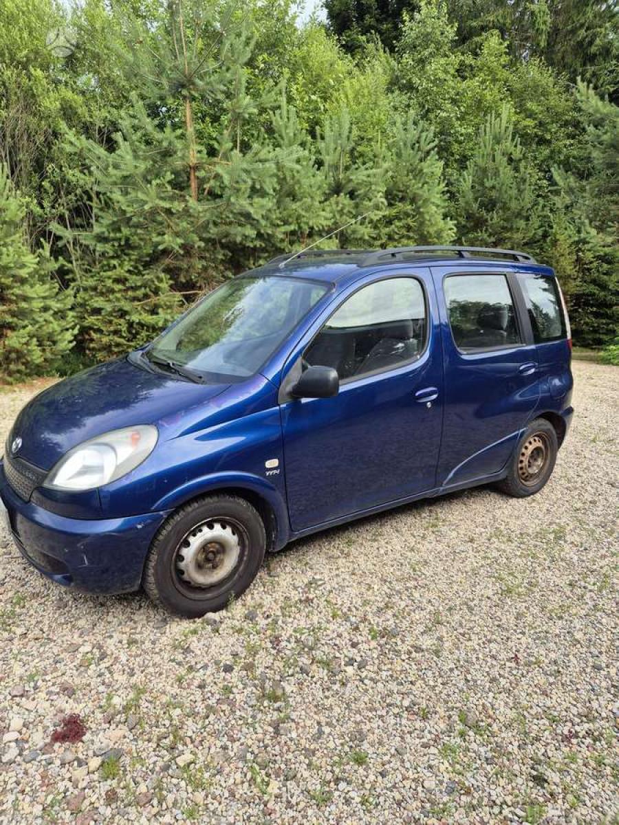 Zils Toyota Yaris Verso 2000 Viļņa, ar dzinēja tilpumu 1.30 L un nobraukumu 300 tūkst. km par 600 €, foto 1 vietnē AUTOMOTO.COM.LV