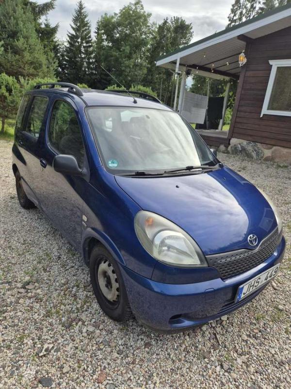 Zils Toyota Yaris Verso 2000 Viļņa, ar dzinēja tilpumu 1.30 L un nobraukumu 300 tūkst. km par 600 €, foto 2 vietnē AUTOMOTO.COM.LV