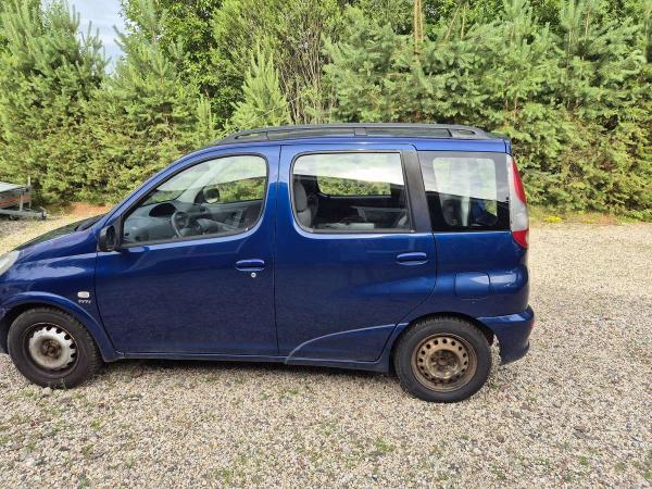 Zils Toyota Yaris Verso 2000 Viļņa, ar dzinēja tilpumu 1.30 L un nobraukumu 300 tūkst. km par 600 €, foto 7 vietnē AUTOMOTO.COM.LV