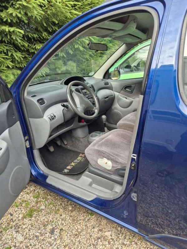 Zils Toyota Yaris Verso 2000 Viļņa, ar dzinēja tilpumu 1.30 L un nobraukumu 300 tūkst. km par 600 €, foto 8 vietnē AUTOMOTO.COM.LV